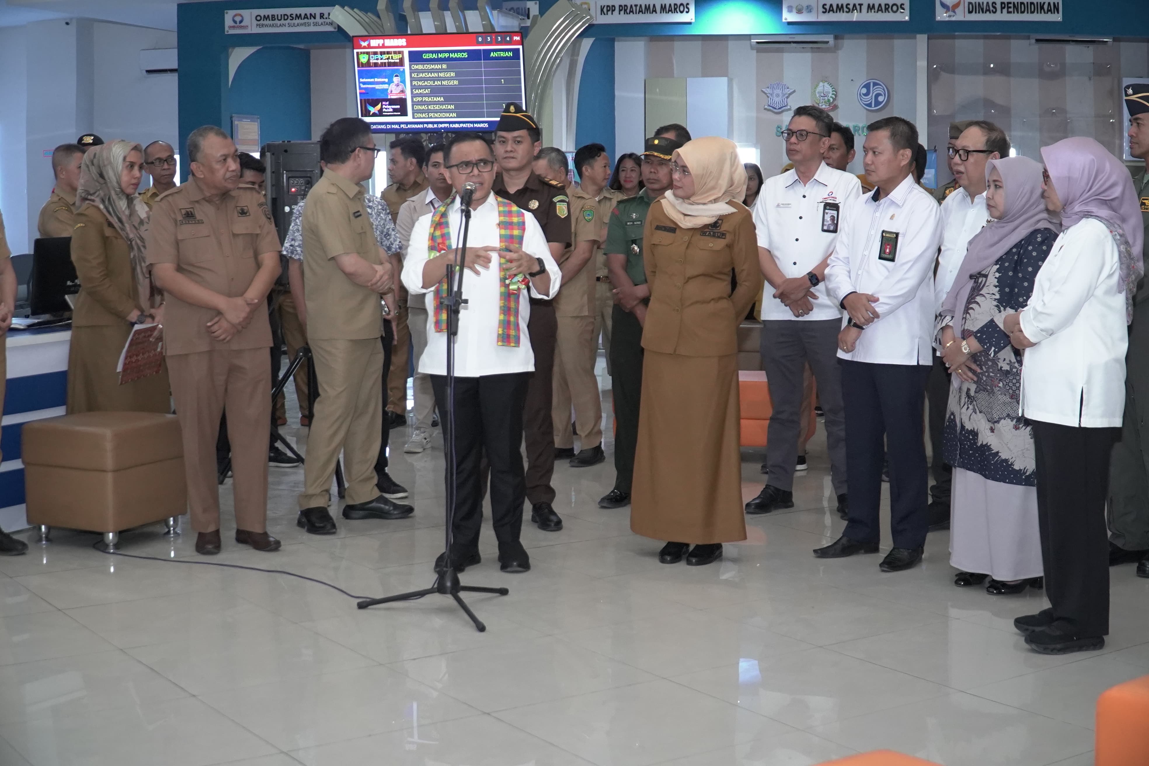 Menteri PANRB Lakukan Kunjungan Ke Mal Pelayanan Publik Kabupaten Maros ...
